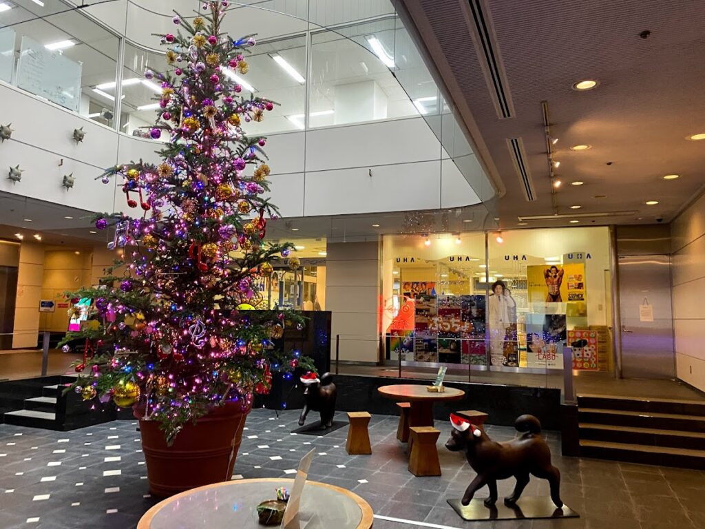 UHA味覚糖本社さんに超巨大液晶モニターを設置した結末とは？ | ヤマトサイネージ