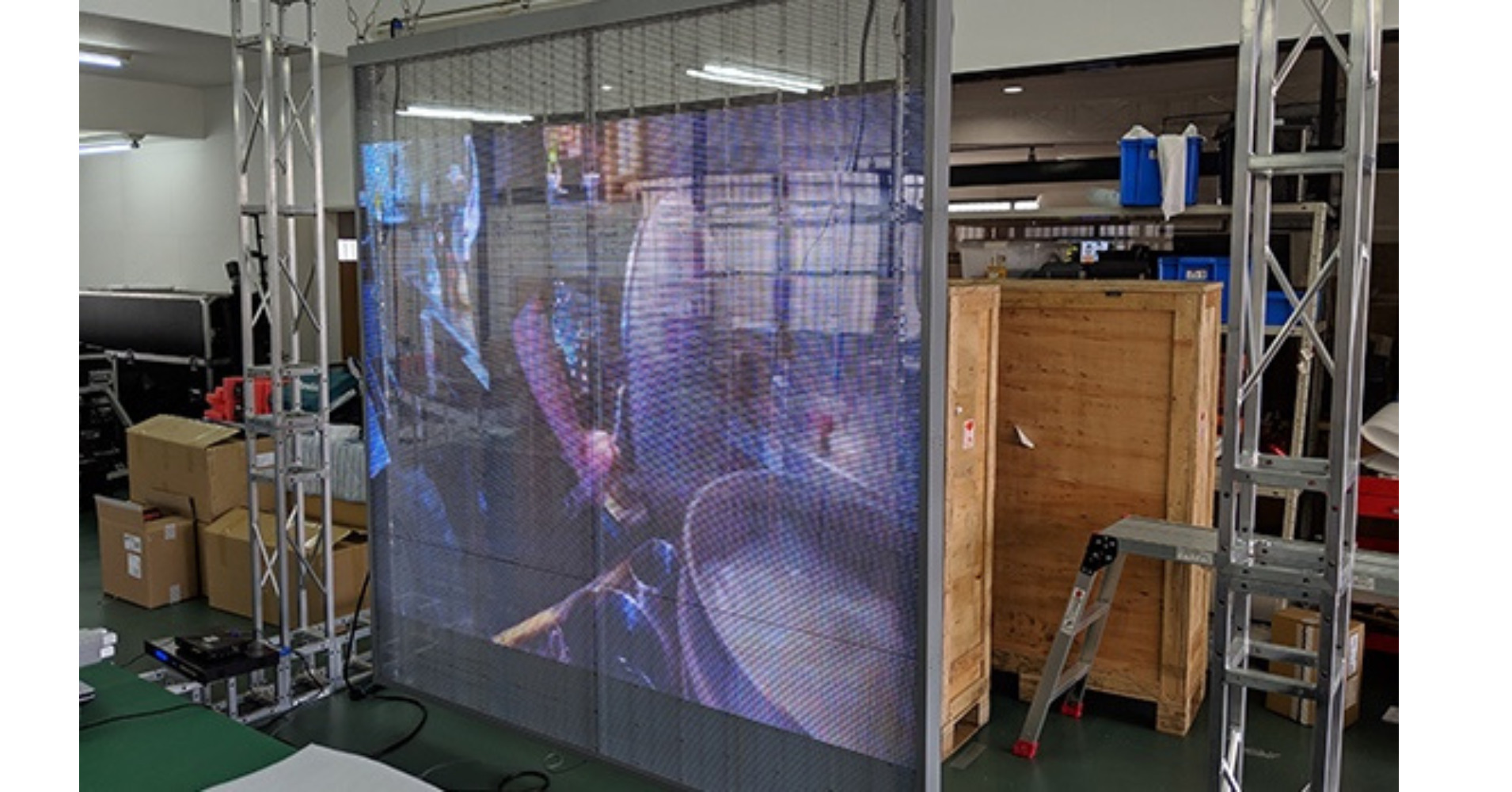 透過型LEDビジョンとは？特徴やメリット、効果的な使い方を徹底解説 | ヤマトサイネージ